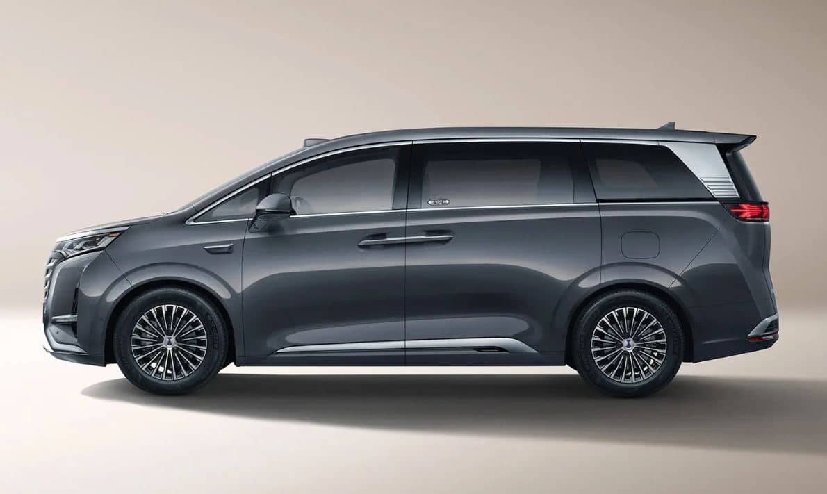 Denza D9 2025 : Le Nouveau MPV Hybride et Électrique avec 620 km d ...