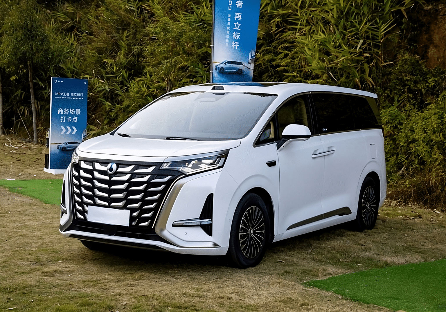 Denza D9 2025 : Le Nouveau MPV Hybride et Électrique avec 620 km d’Autonomie Dès 46 600 USD