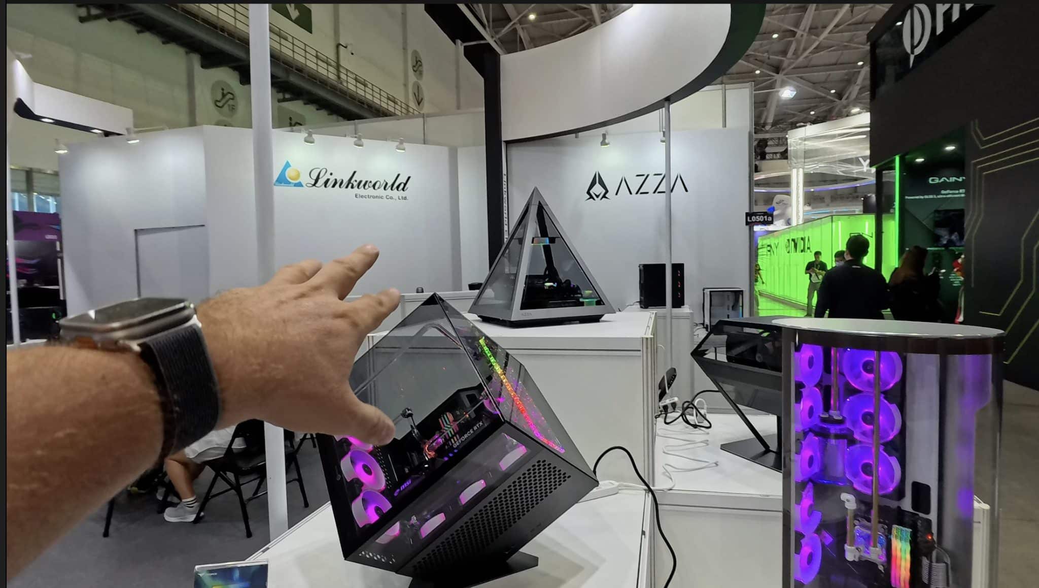 Azza Réinvente les PC au Computex 2024 : Cubes et Pyramides en Plexiglass