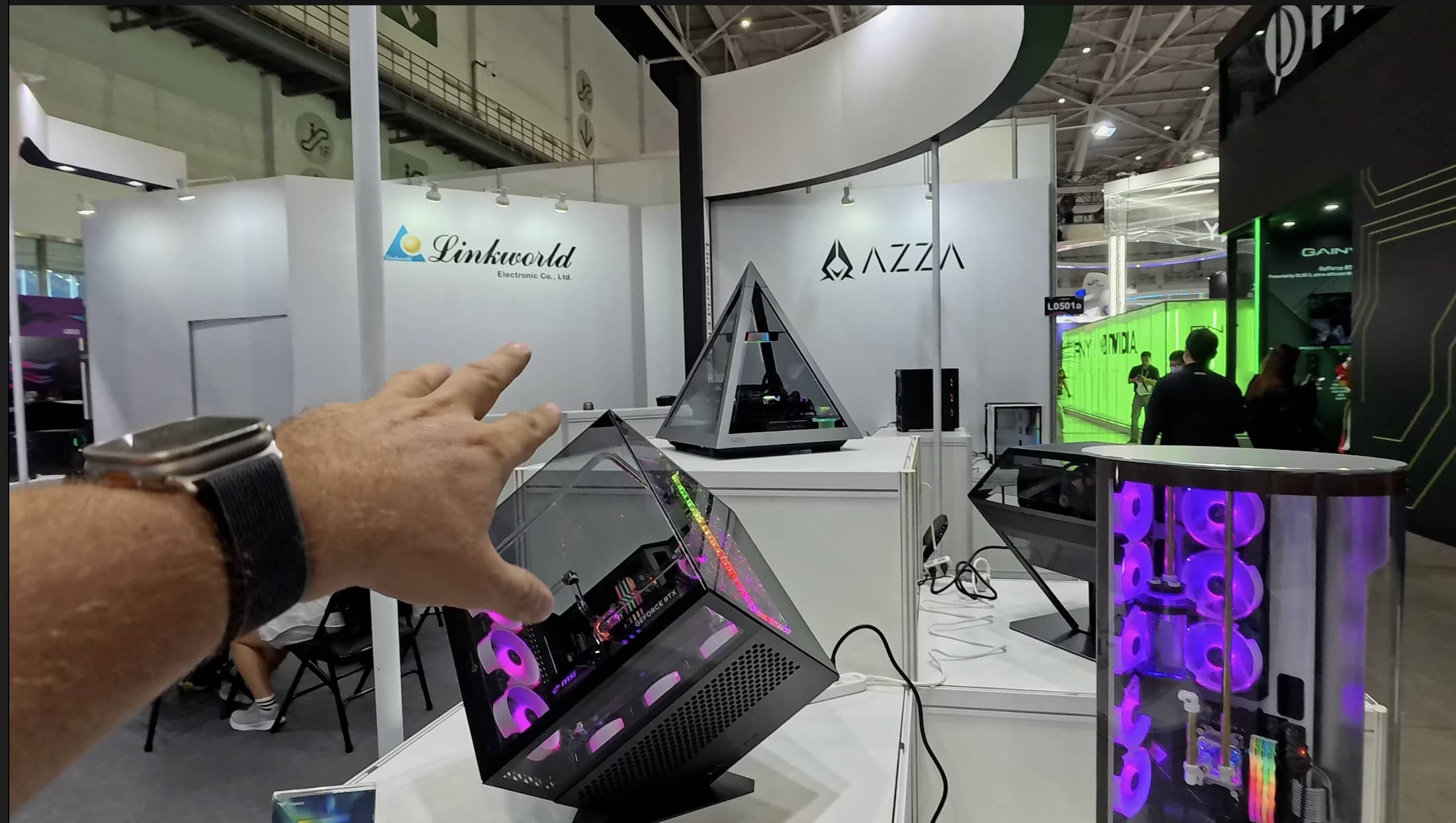 Azza Réinvente les PC au Computex 2024 : Cubes et Pyramides en Plexiglass