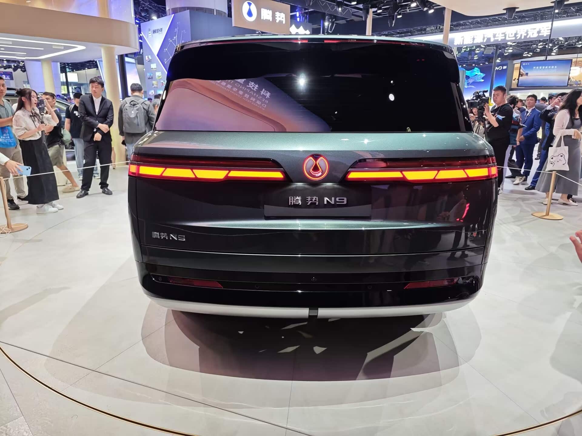 BYD Denza N9 : SUV Électrique à 710 kW, Trois Moteurs et Technologie ...