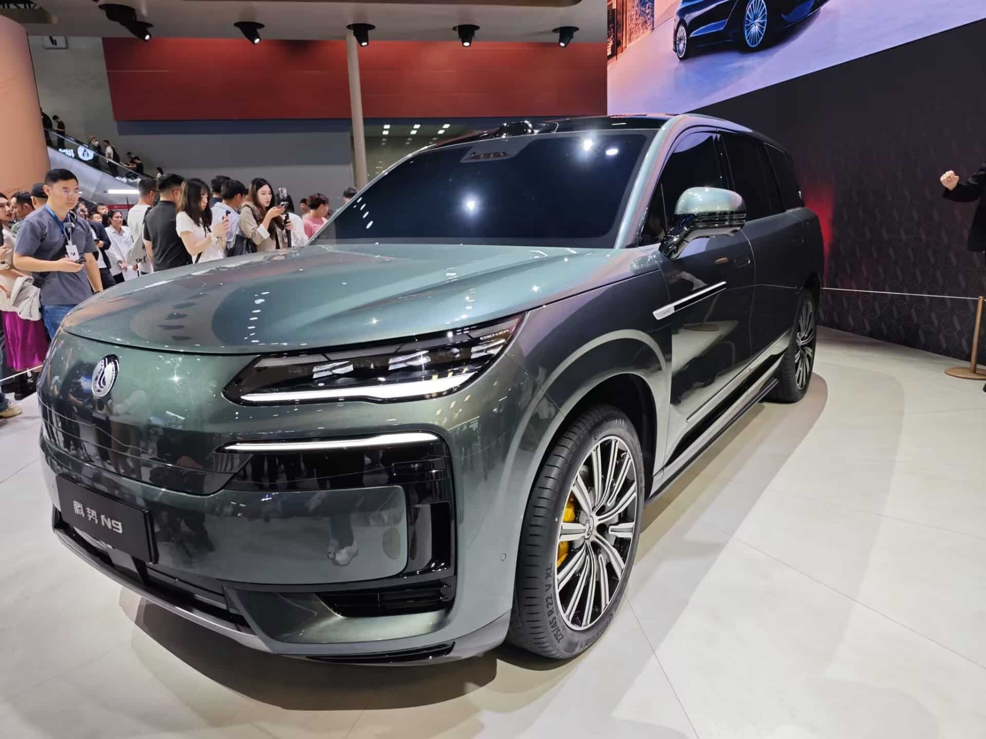 BYD Denza N9 : SUV Électrique à 710 kW, Trois Moteurs et Technologie Avancée