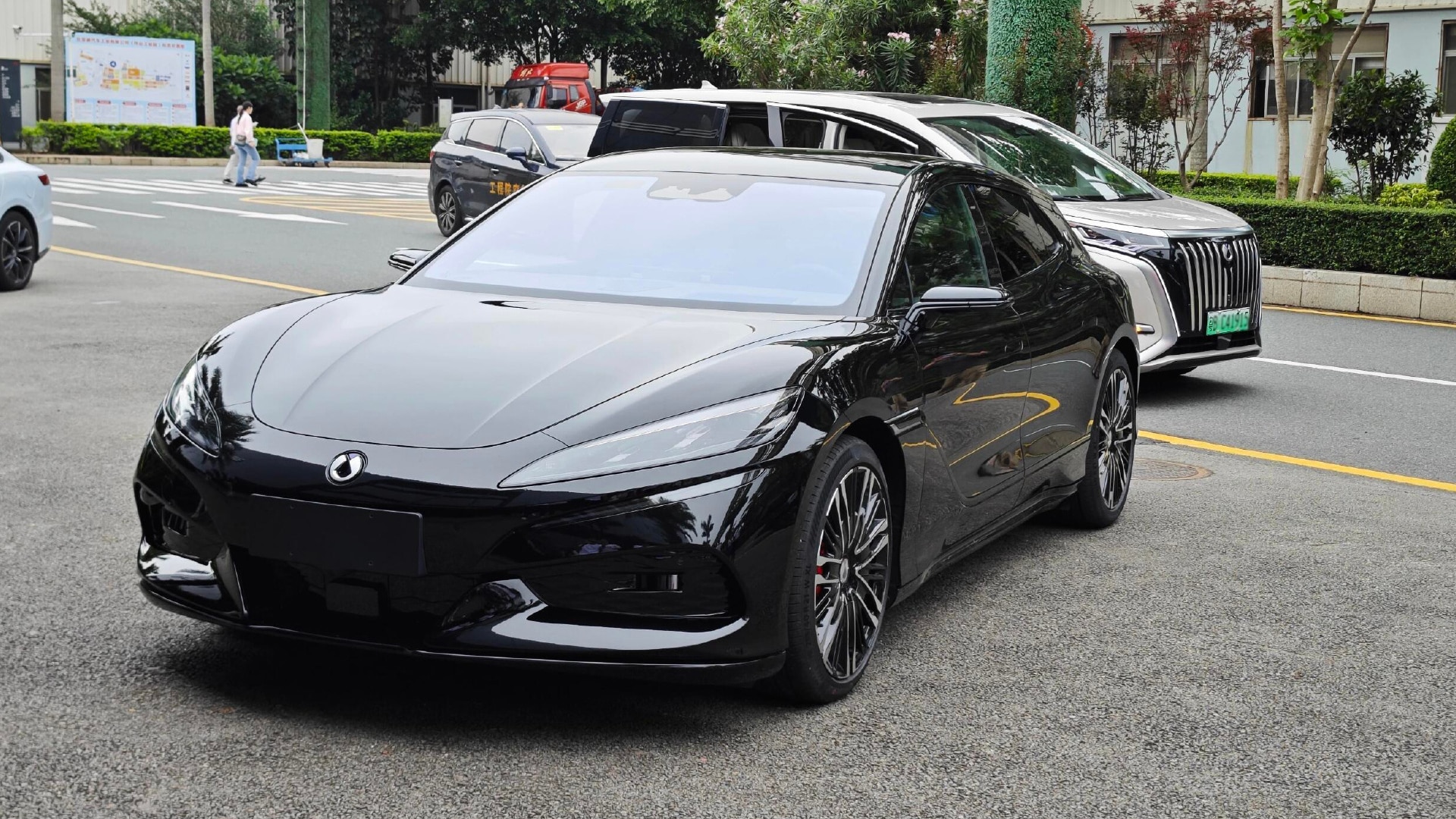 BYD Denza Z9 GT : La Berline Sportive Électrique de Plus de 900 Chevaux dès 40,000