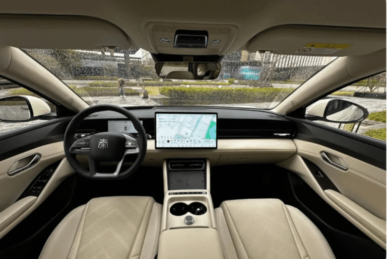 BYD Qin L EV dès 15 300 € : 545 km d’autonomie, IA embarquée et design "Loong Face"