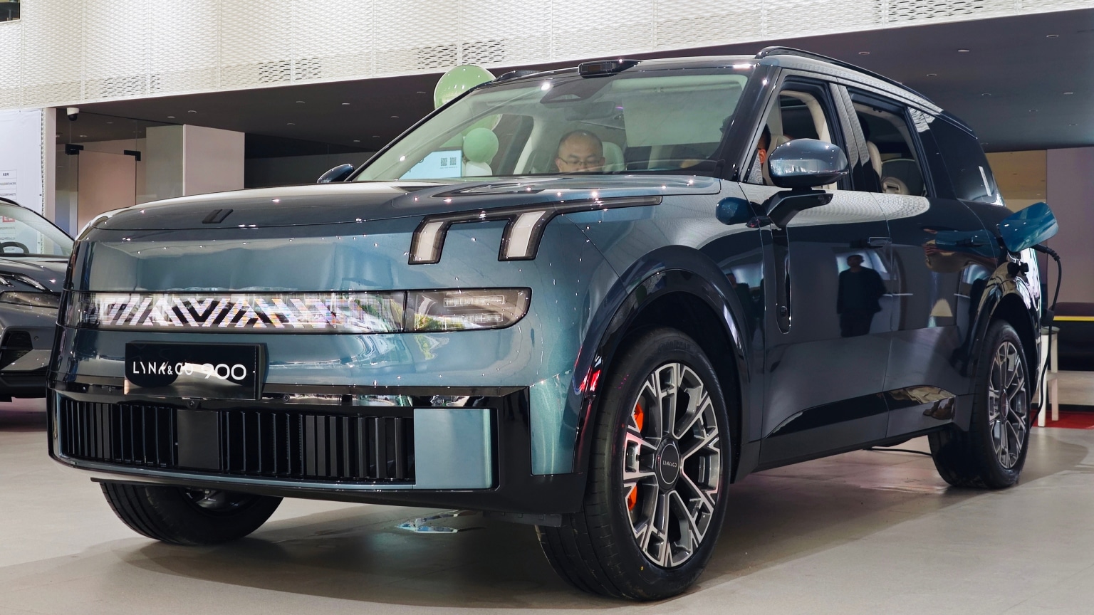 Lynk & Co 900 PHEV : Le SUV hybride de 845 ch avec 280 km d'autonomie électrique et recharge ...